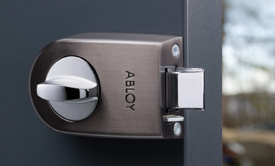 Zamek nawierzchniowy — jak wybrać i zamontować? | ASSA ABLOY