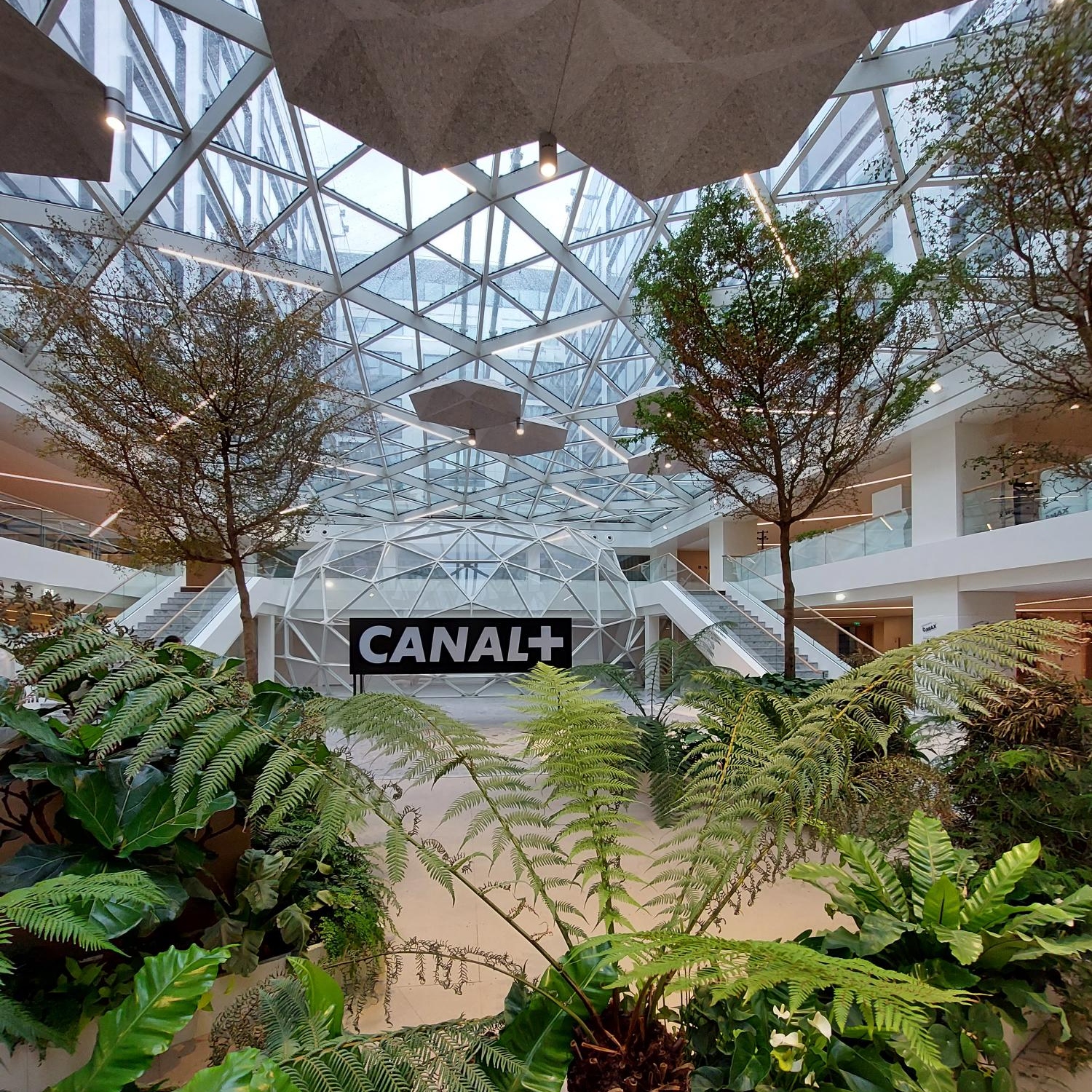 A suite of connected ASSA ABLOY devices controls access to French media ...